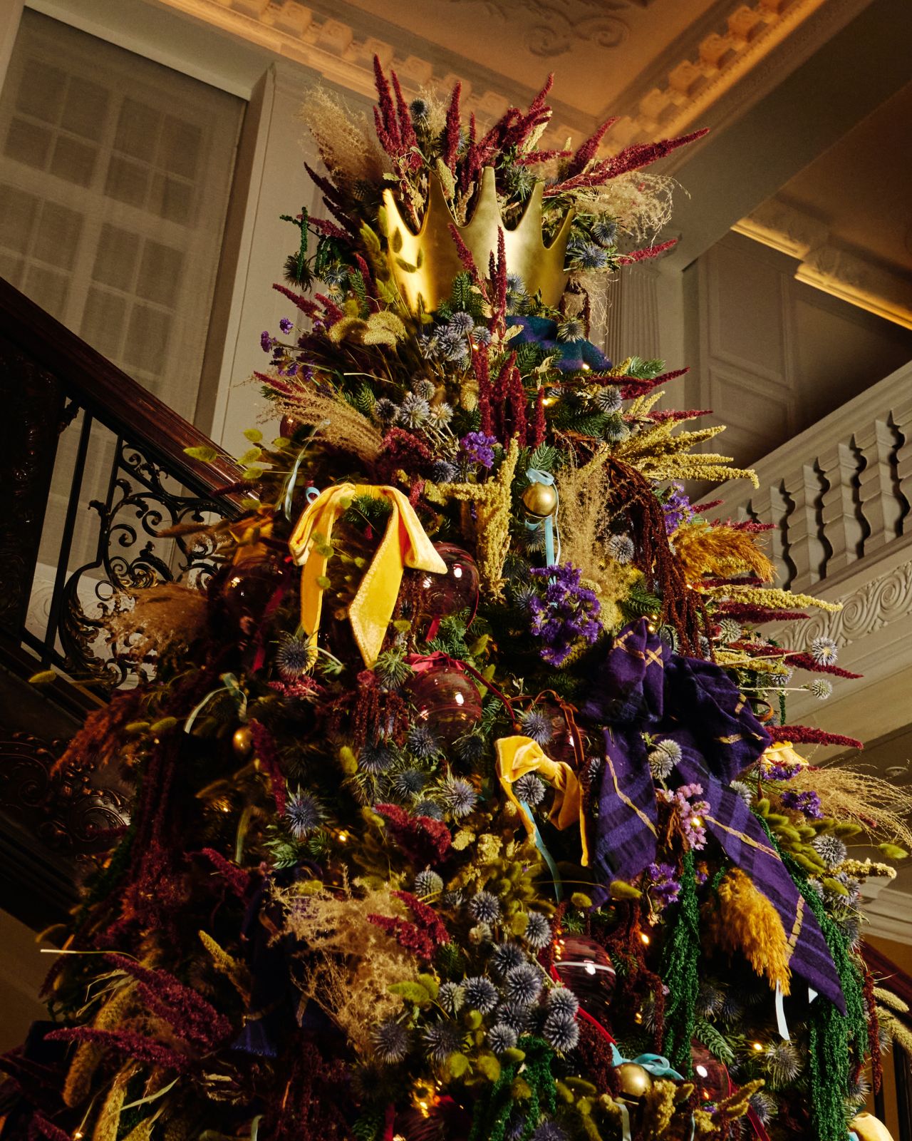 London: Burberry unveils its Christmas tree at Claridge's Hotel - Luxus ...