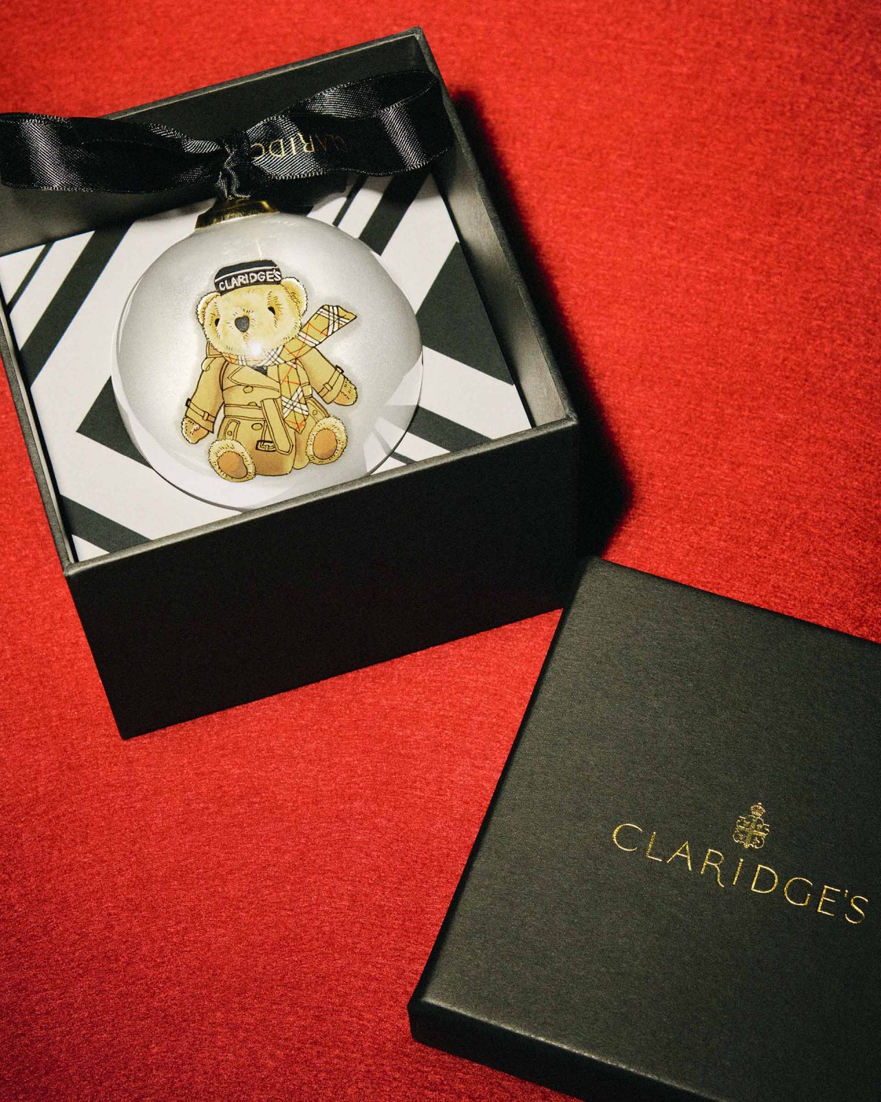 London: Burberry unveils its Christmas tree at Claridge's Hotel - Luxus ...