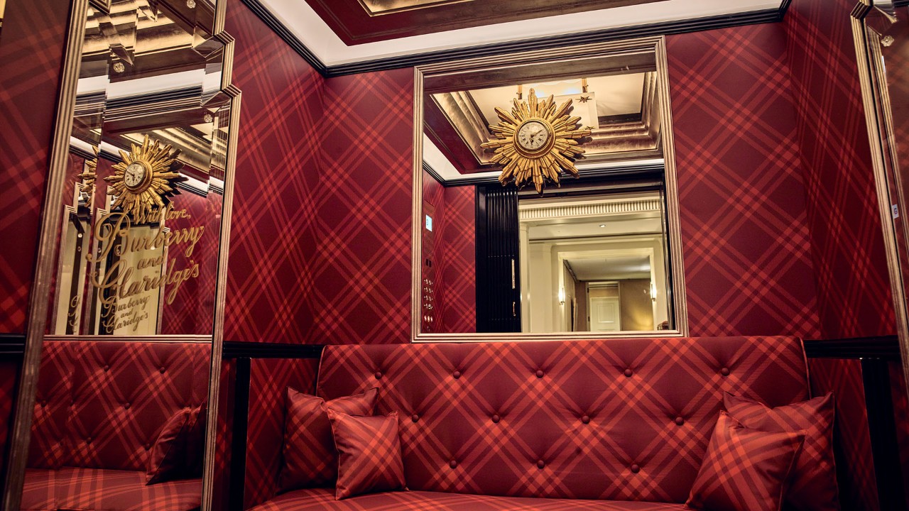 London: Burberry unveils its Christmas tree at Claridge's Hotel - Luxus ...