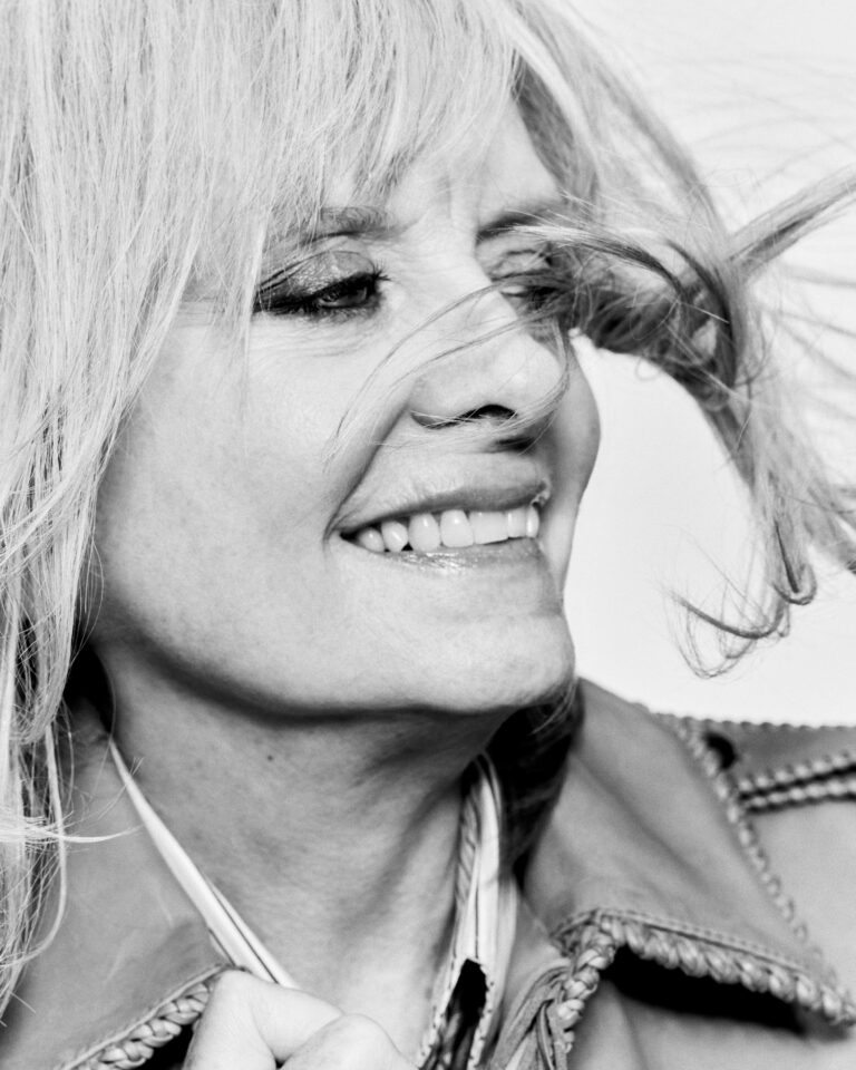 For Burberry, Twiggy, the legendary model of Swinging London, strikes a ...