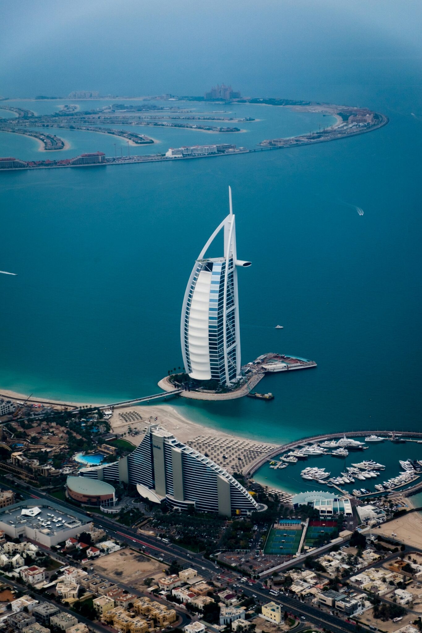 Tourism in the slump : In Dubai, luxury hotels are slashing rates to ...